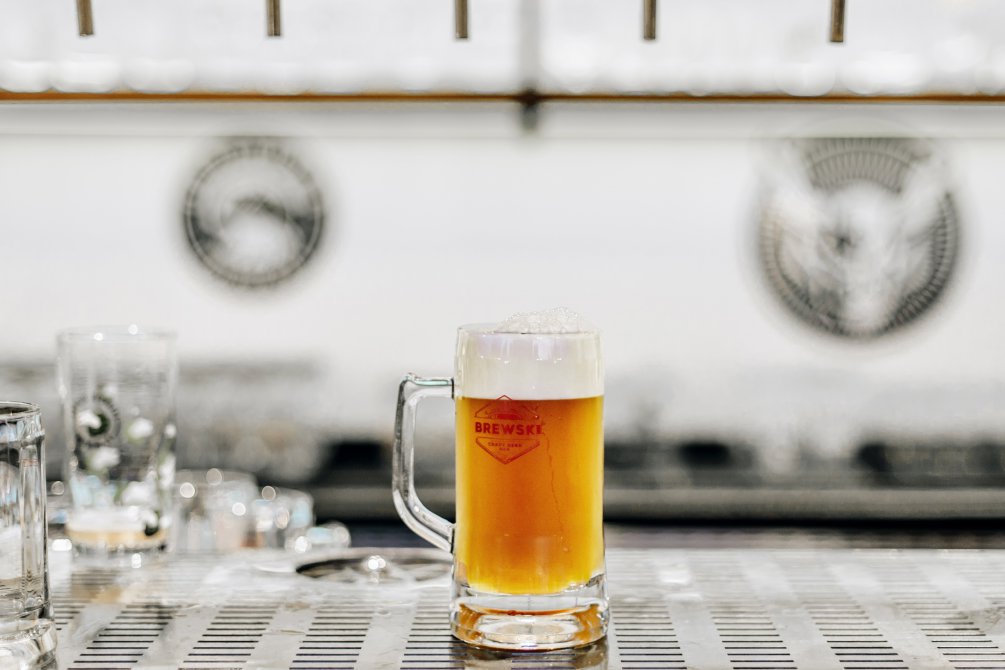 Brewski (สุขุมวิท) รูฟท็อปบาร์ของโรงแรม Radisson Blu Plaza ขึ้นชื่อ ...