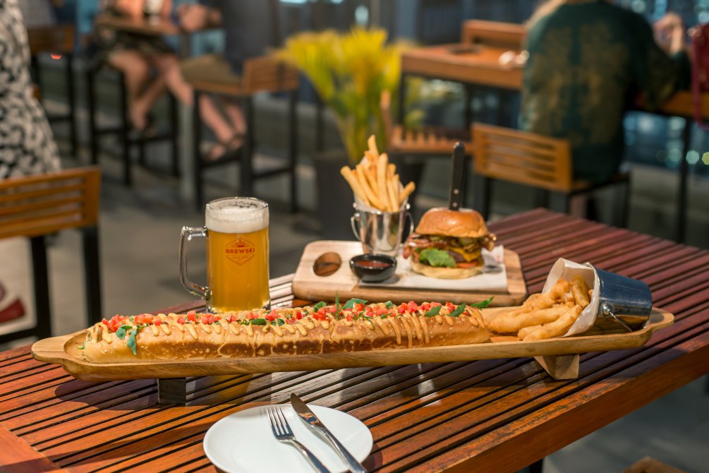 Brewski (สุขุมวิท) รูฟท็อปบาร์ของโรงแรม Radisson Blu Plaza ขึ้นชื่อ ...